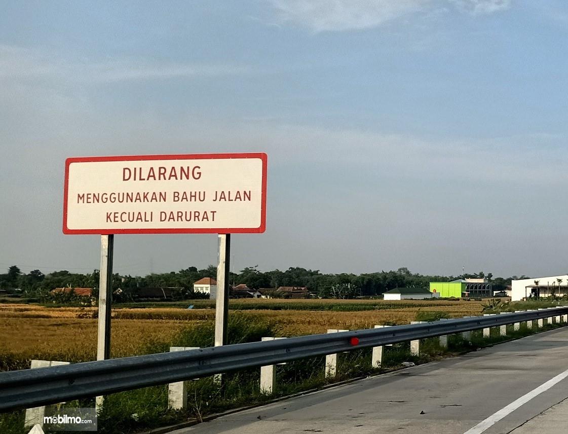 Simak Aturan Penggunaan Bahu Jalan Tol. Apakah Boleh Berhenti? | Astra ...